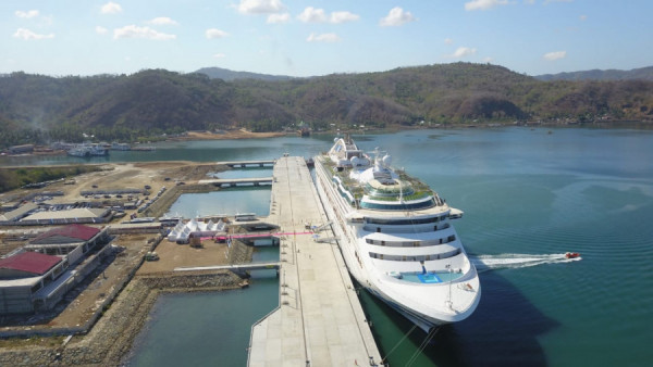Kapal Pesiar MV Sun Princess Merapat ke Dermaga Cruise Gili Mas Lombok